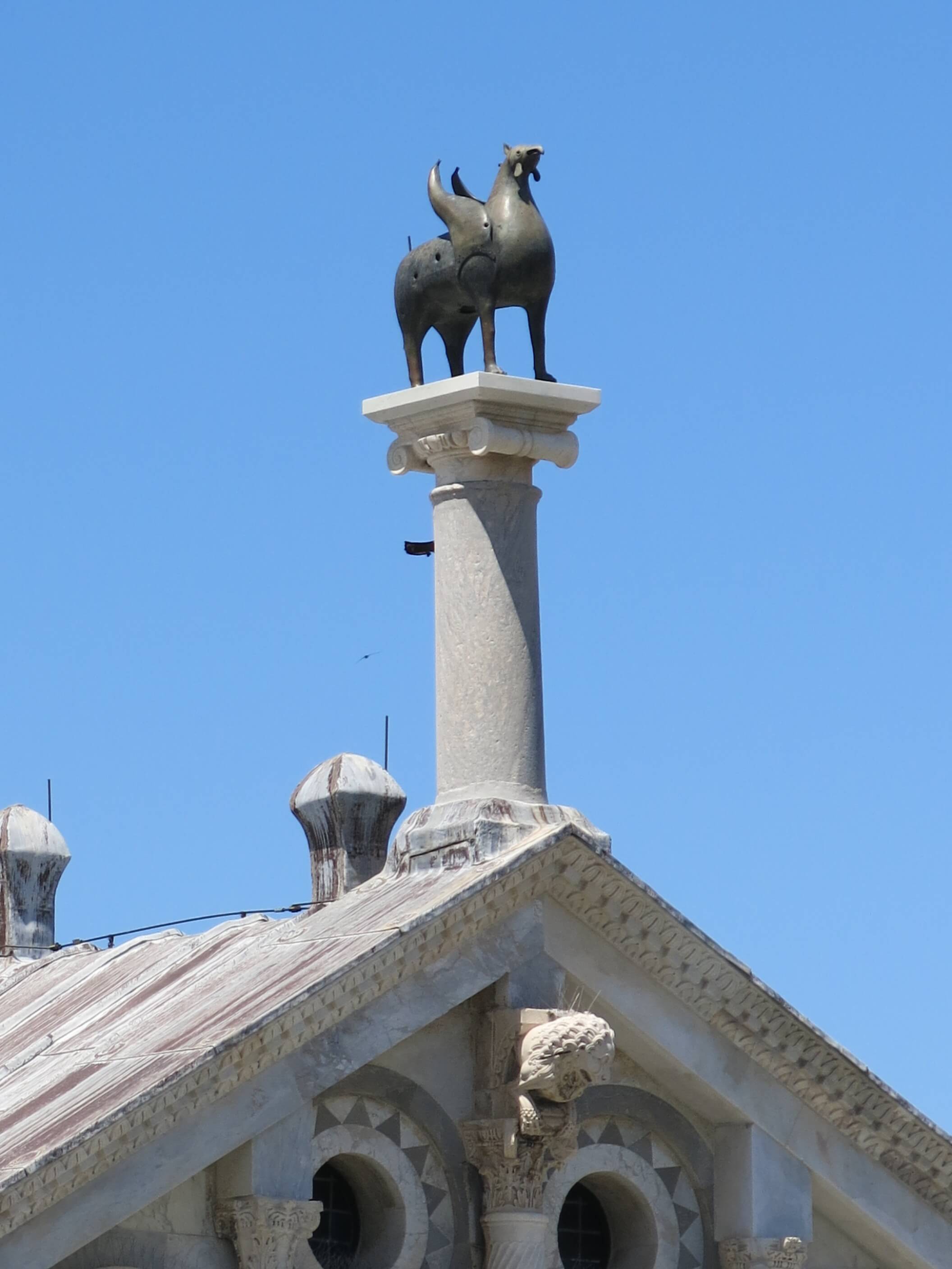 Islamic_griffin_at_the_top_of_the_roof_of_the_apse_of_Pisa_cathedral ...